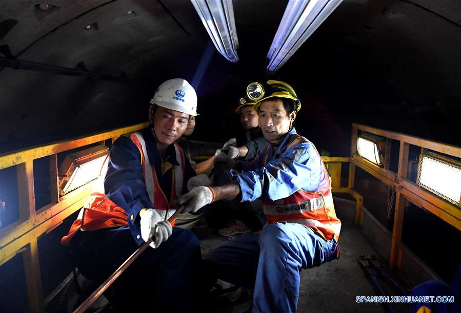 Obreros Trabajan En El Sitio De Construcci n De La L nea 5 Del Metro En Obreros Trabajan En El Sitio De Construcci n De La L nea 5 Del Metro En