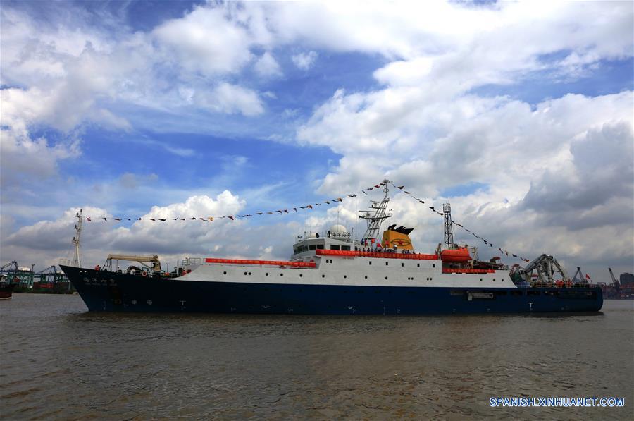 Pasantes extranjeros van de expedición en barco chino de investigación ...