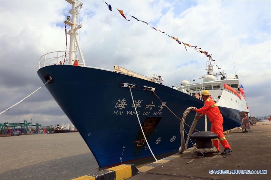 Pasantes extranjeros van de expedición en barco chino de investigación ...