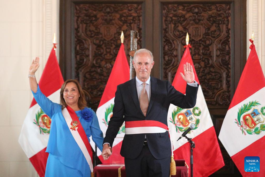Mandataria peruana toma juramento a abogado Gustavo Adrianzén como ...