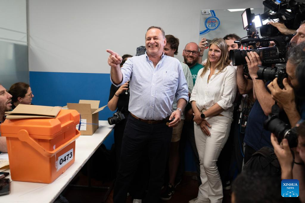Candidato presidencial oficialista vota y destaca su experiencia de ...
