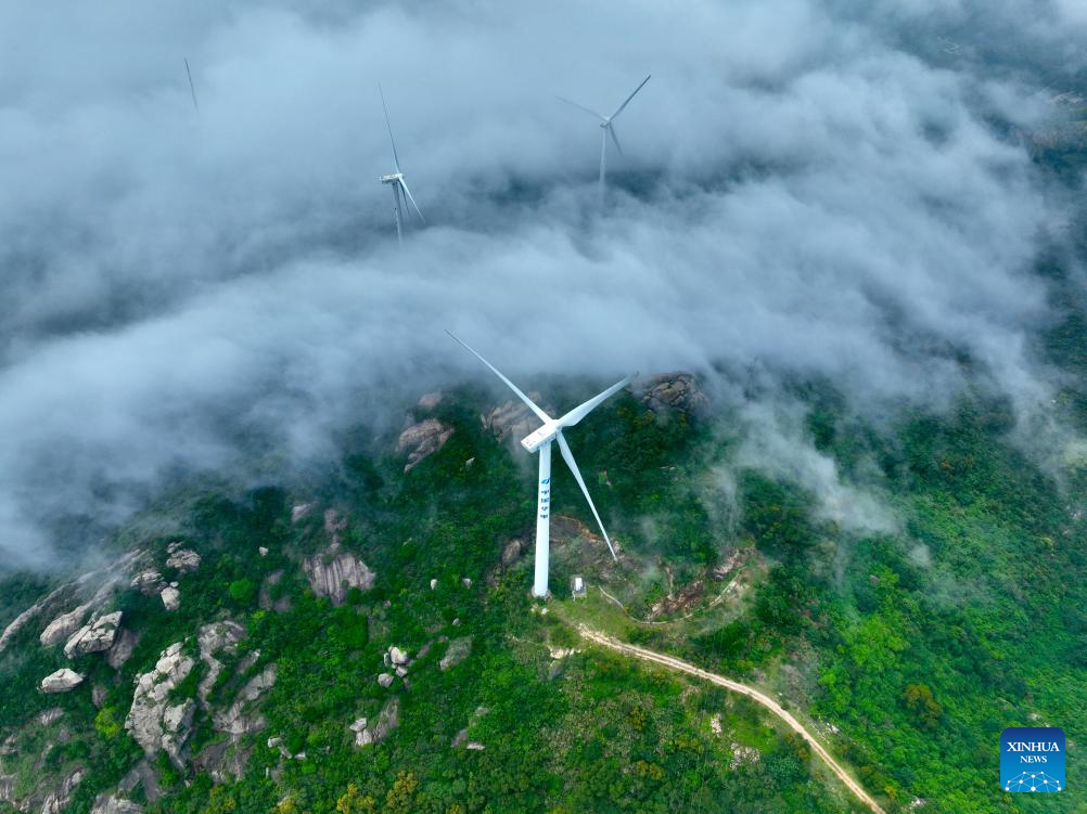 Parque eólico envuelto en niebla en Lianjiang, Fujian | Spanish ...