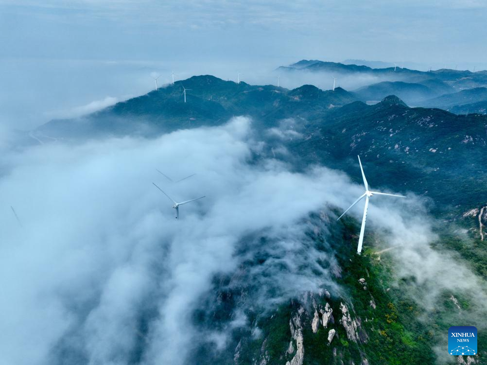Parque eólico envuelto en niebla en Lianjiang, Fujian | Spanish ...