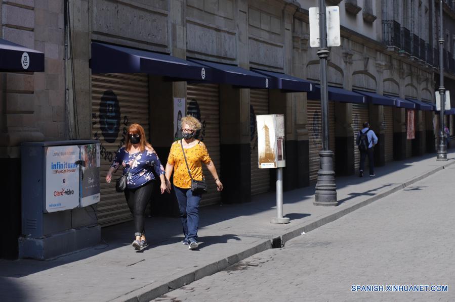 Personas caminan frente a negocios cerrados en México | Spanish ...